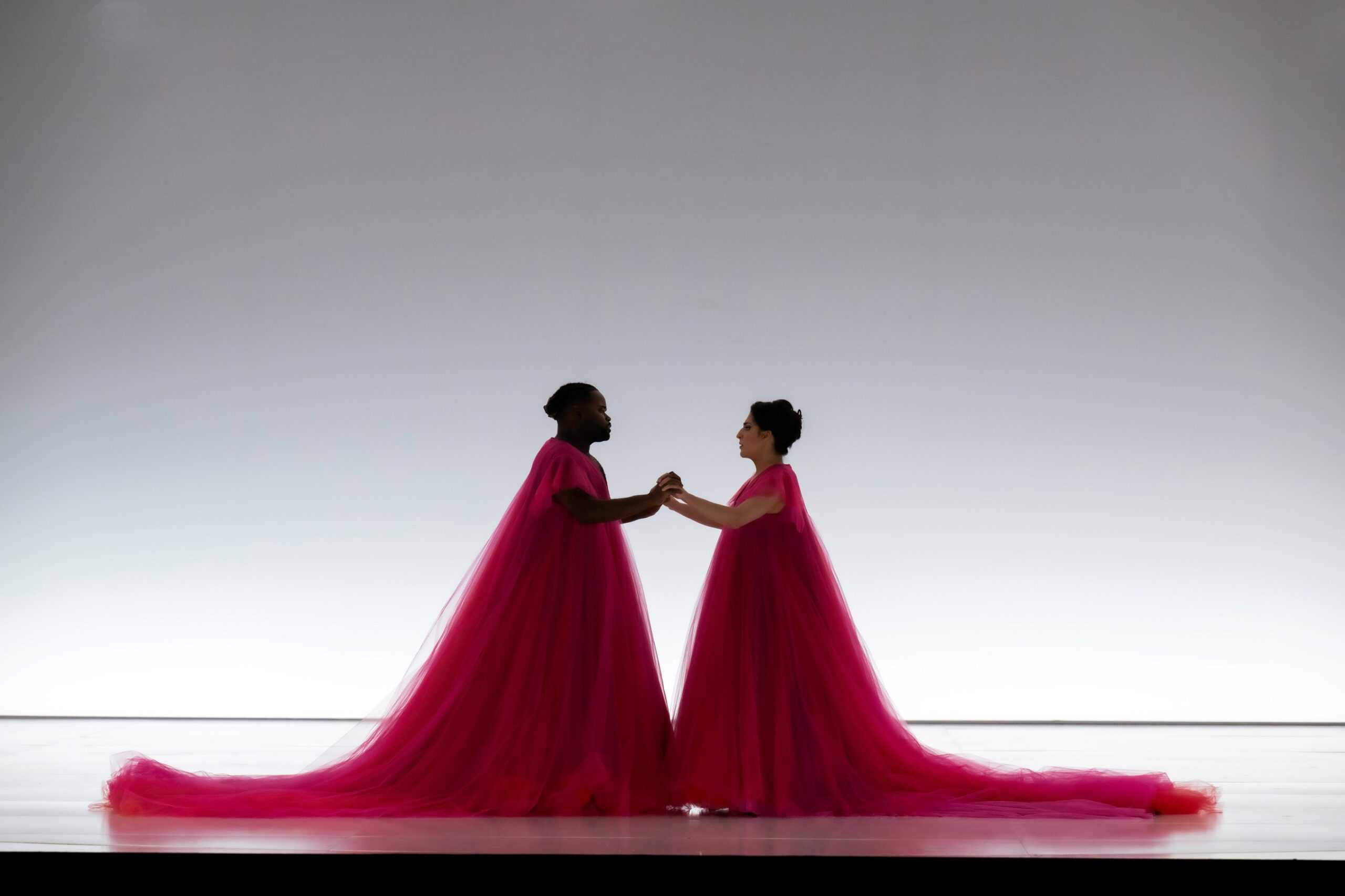 Komische Oper Berlin 2024-25 Review: Akhnaten - OperaWire OperaWire